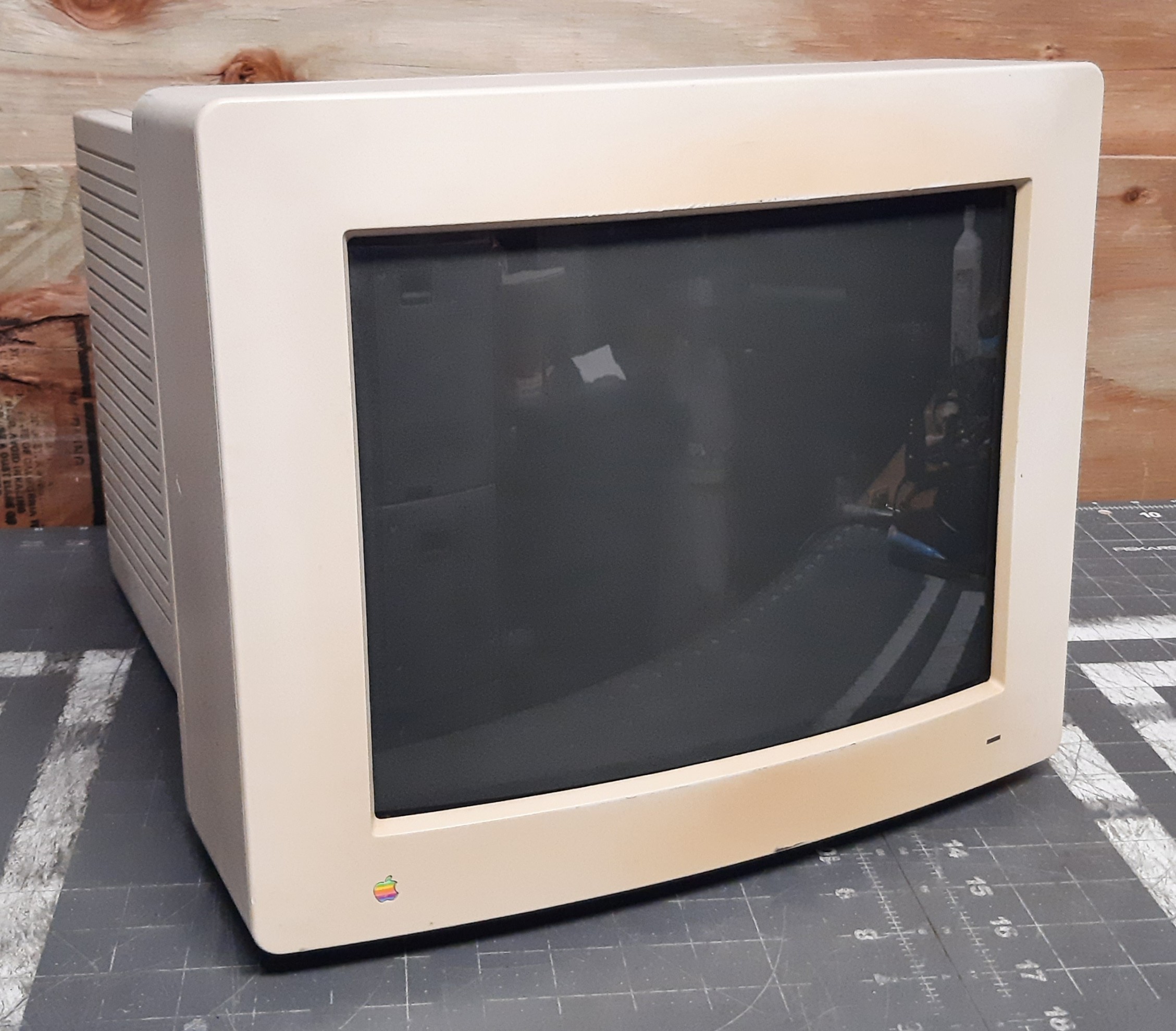 Apple AppleColor High Resolution RGB Monitor (M0401) | CRT Database